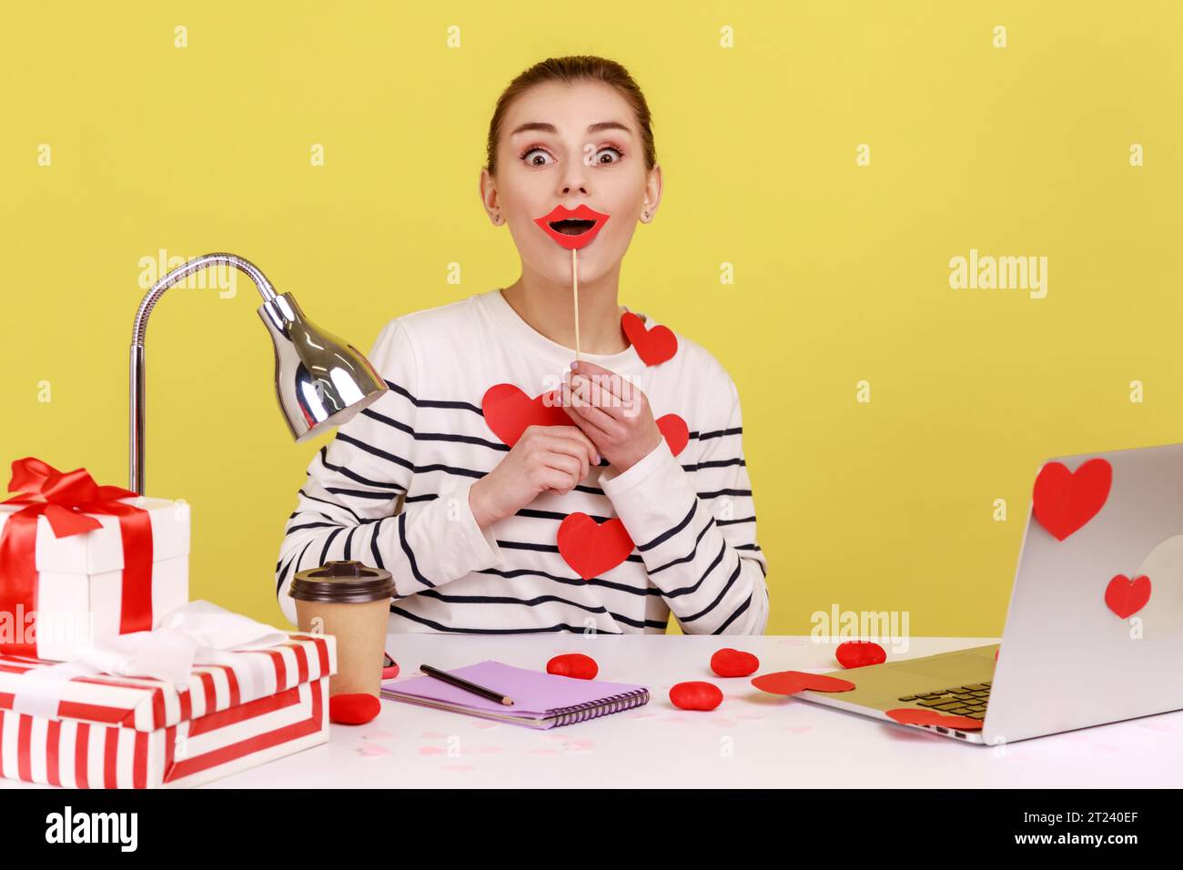 Portrait of shocked surprised woman office employee sitting on ...