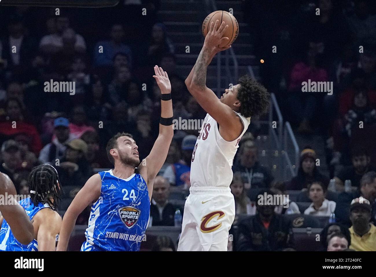 Cleveland Cavaliers guard Craig Porter Jr., right, shoots over Maccabi ...