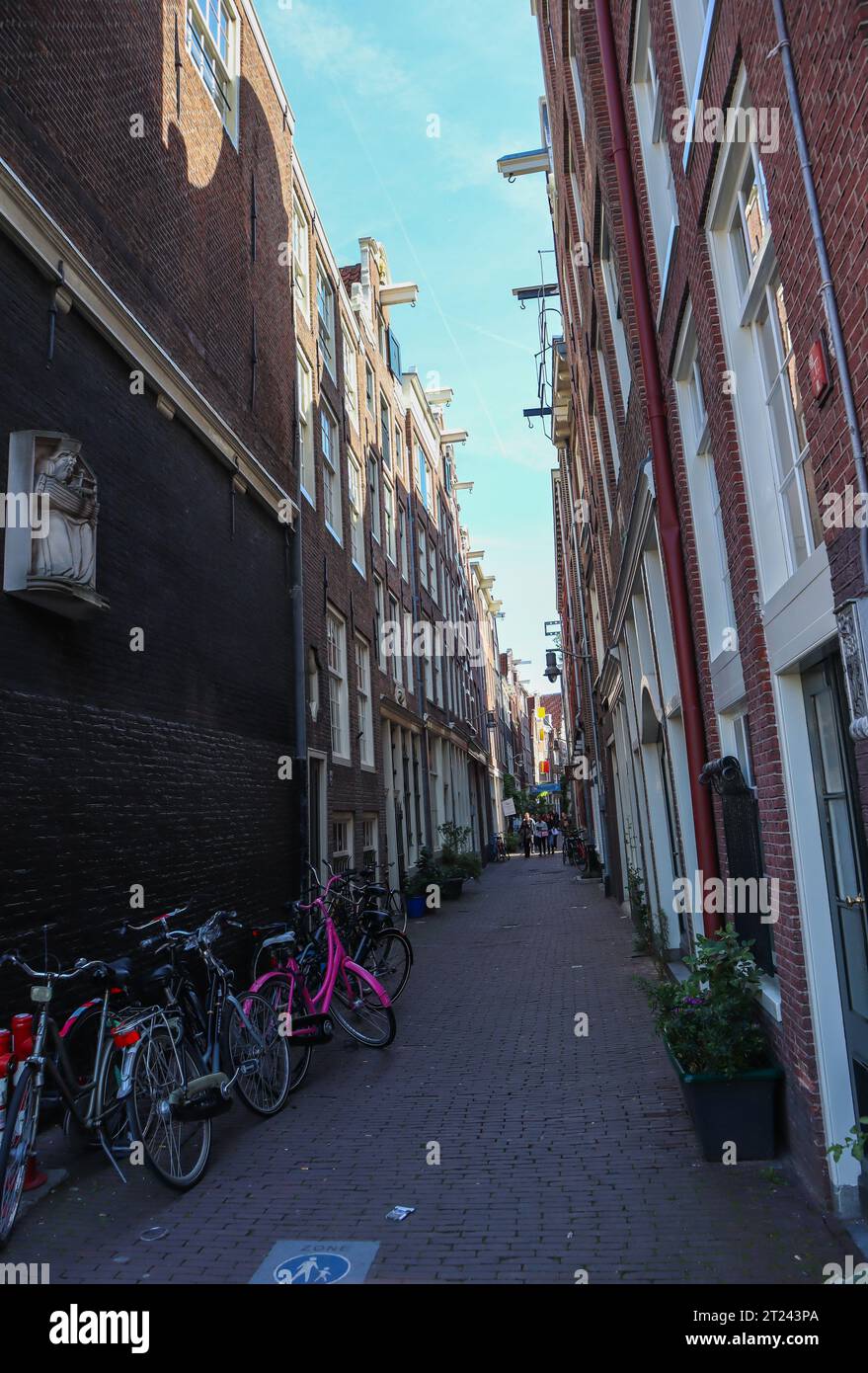 Narrow alley in Amsterdam, Netherlands Stock Photo - Alamy