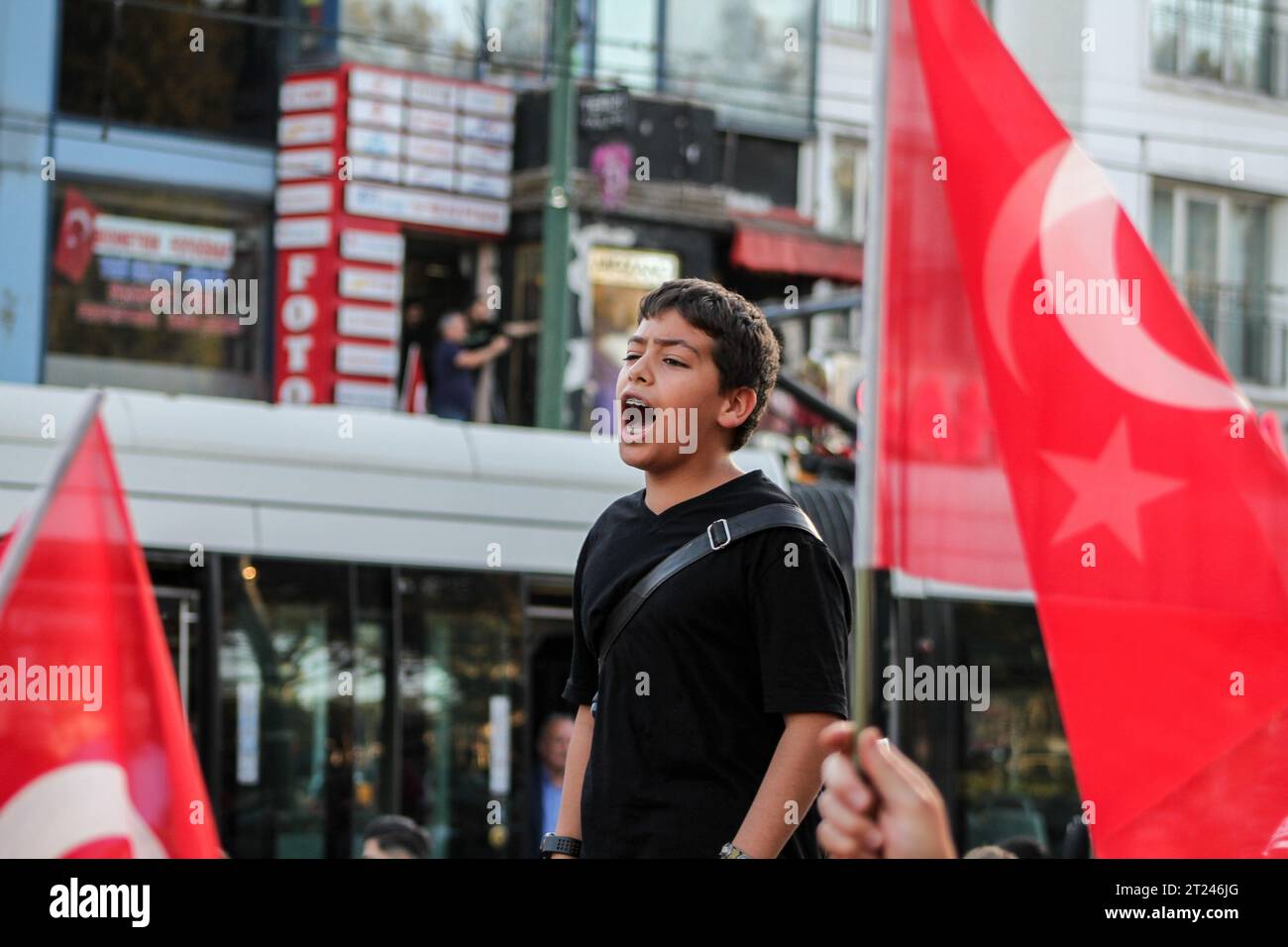 Istanbul, Turkey. 14th Oct, 2023. A child chants slogans during a ...