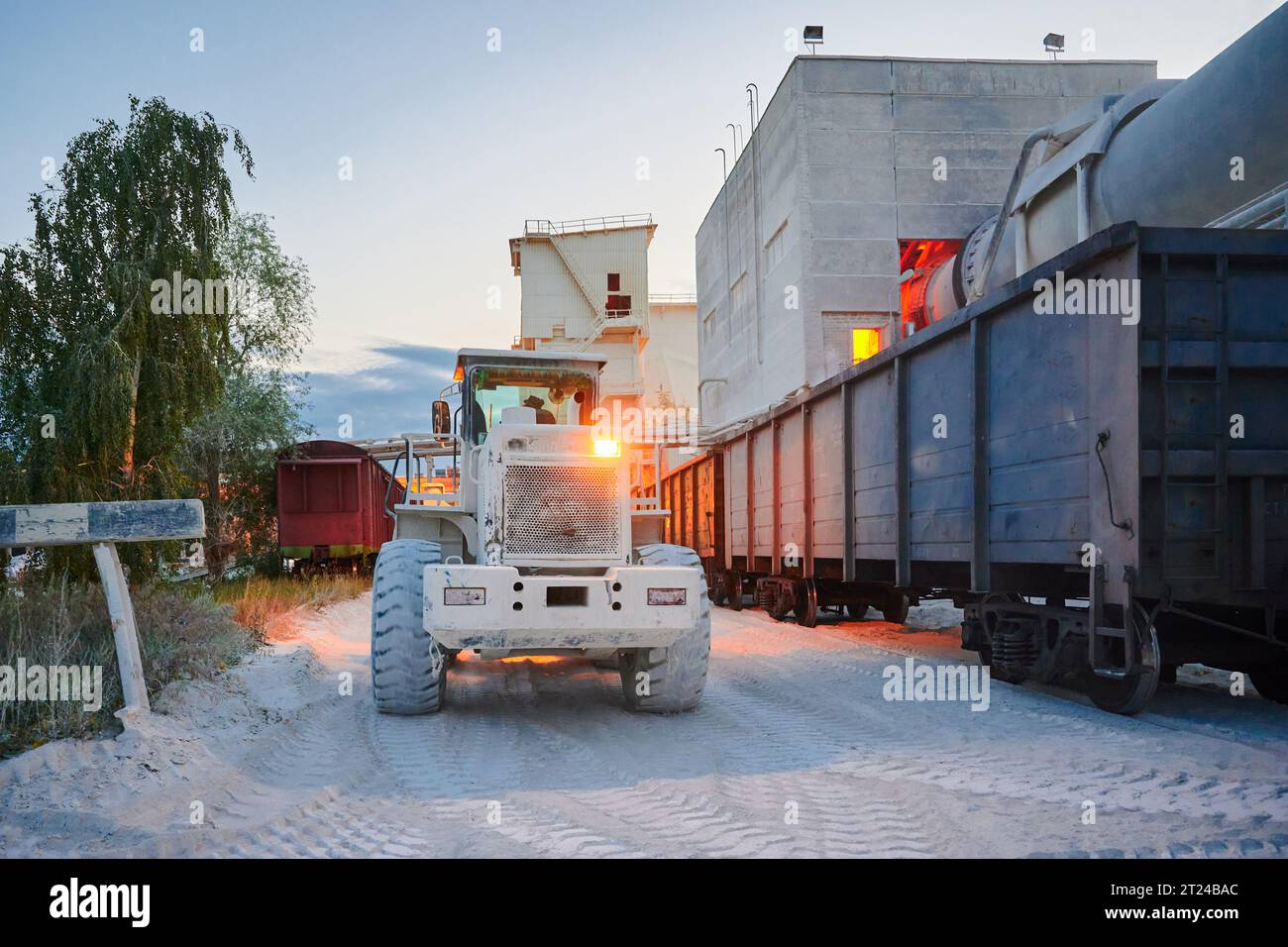 Wheel loader loads limestone into freight gondola cars Stock Photo - Alamy