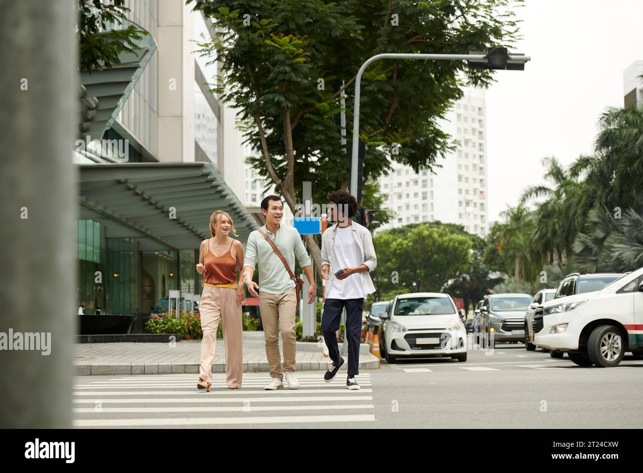 Diverse group of people in city hi-res stock photography and images - Alamy