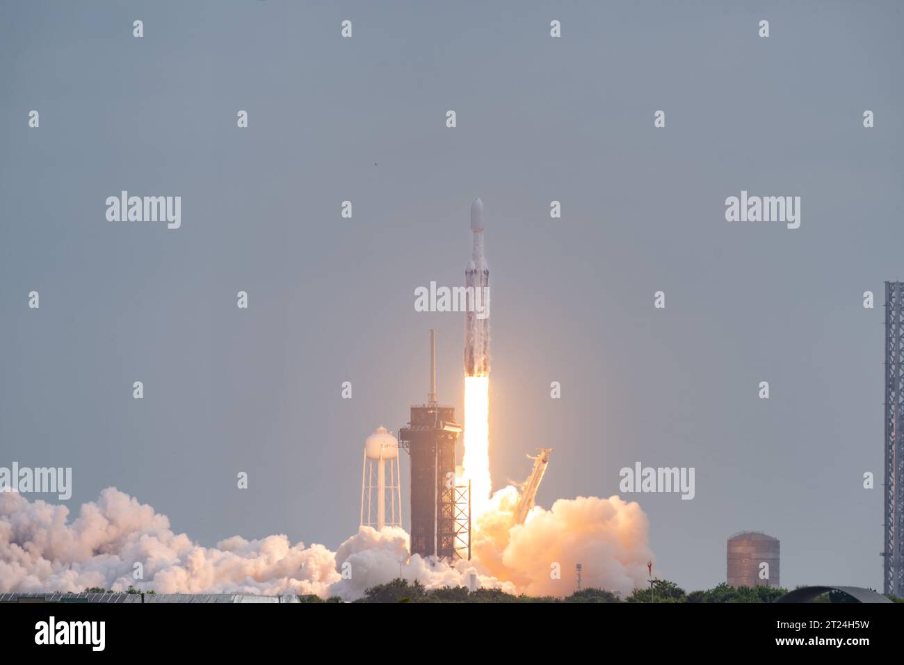 Spacex Falcon Heavy Launch of NASA Psyche Stock Photo - Alamy