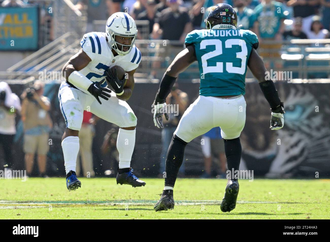 Indianapolis Colts running back Zack Moss (21) runs after catching a ...