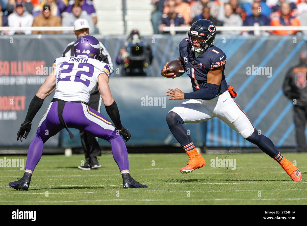 Chicago Bears quarterback Justin Fields (1) runs with the ball against ...
