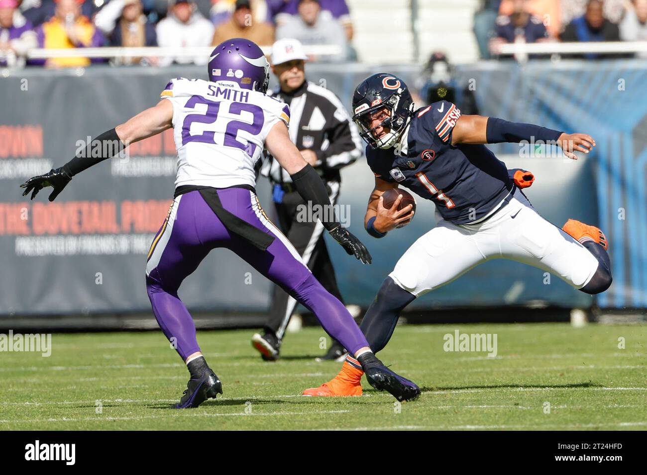 Chicago Bears quarterback Justin Fields (1) runs with the ball against ...