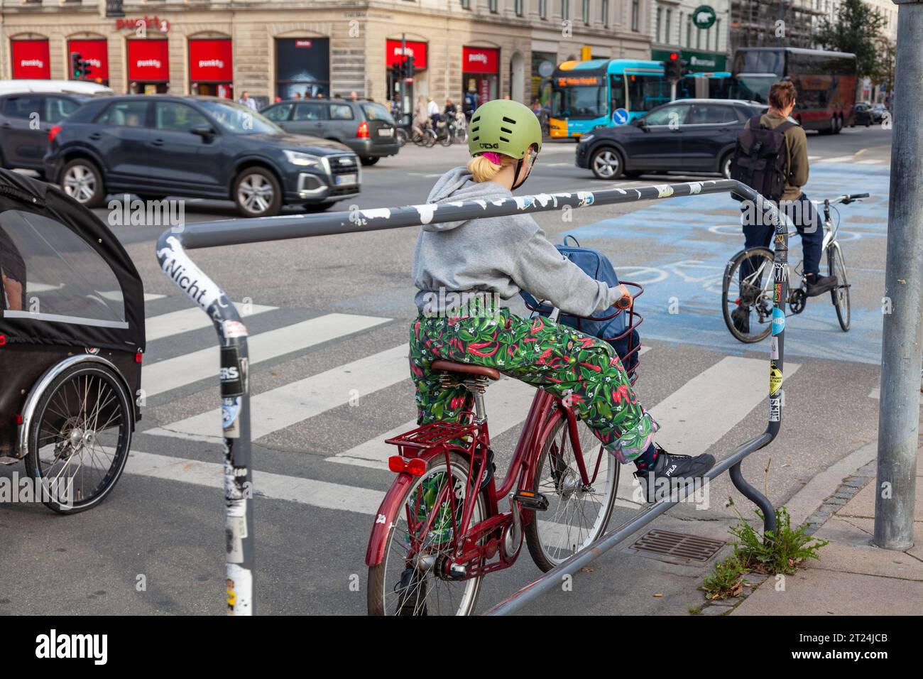 Adult cycle helmet copenhagen hi-res stock photography and images - Alamy