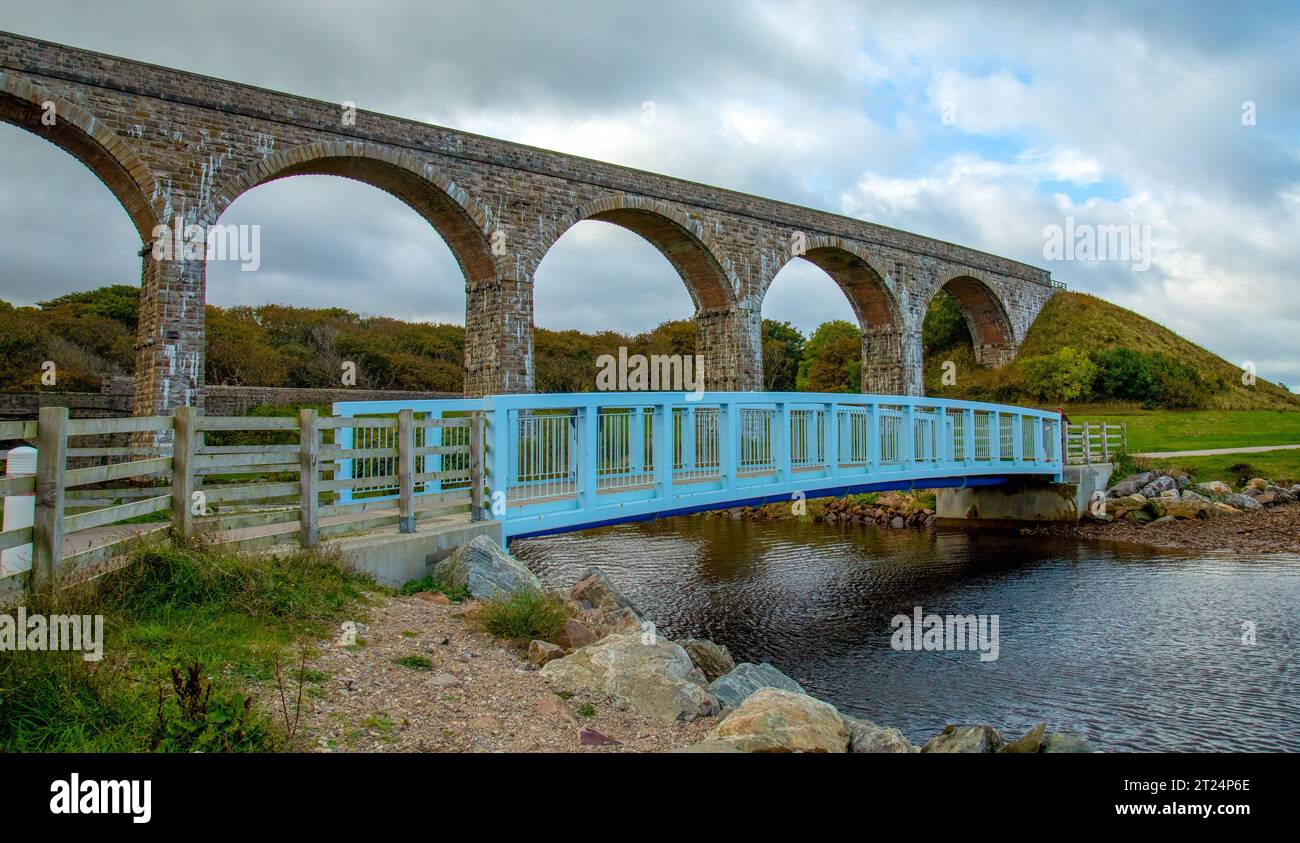 Cullen viaduct with water reflection Stock Photo - Alamy