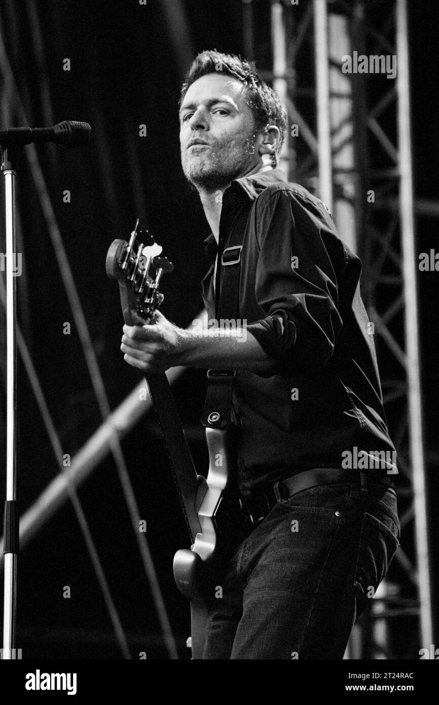 BRYAN ADAMS, CARDIFF, 2002: Bryan Adams playing an open air concert ...