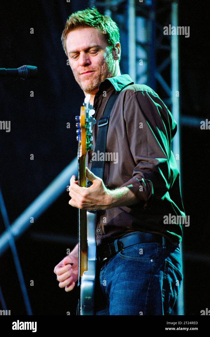 BRYAN ADAMS, CARDIFF, 2002: Bryan Adams playing an open air concert ...
