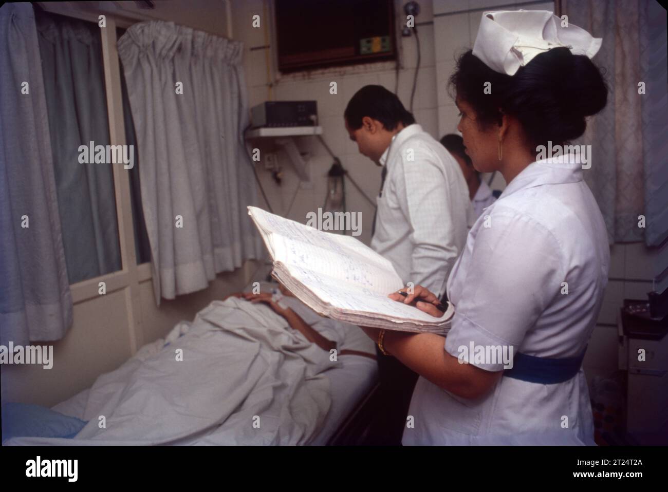 Doctor nurse examining critical hi-res stock photography and images - Alamy