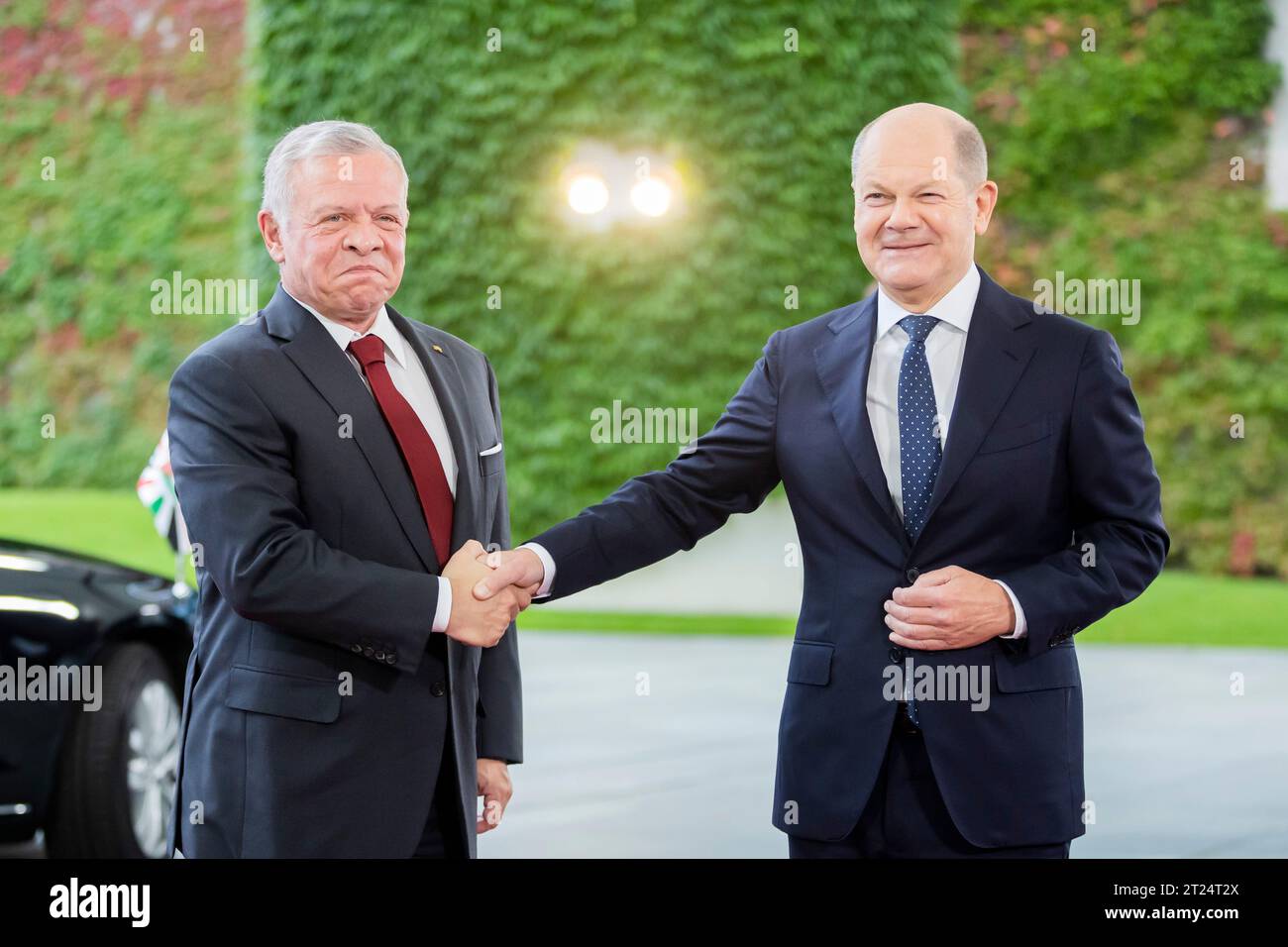 Berlin, Germany. 17th Oct, 2023. German Chancellor Olaf Scholz (r ...