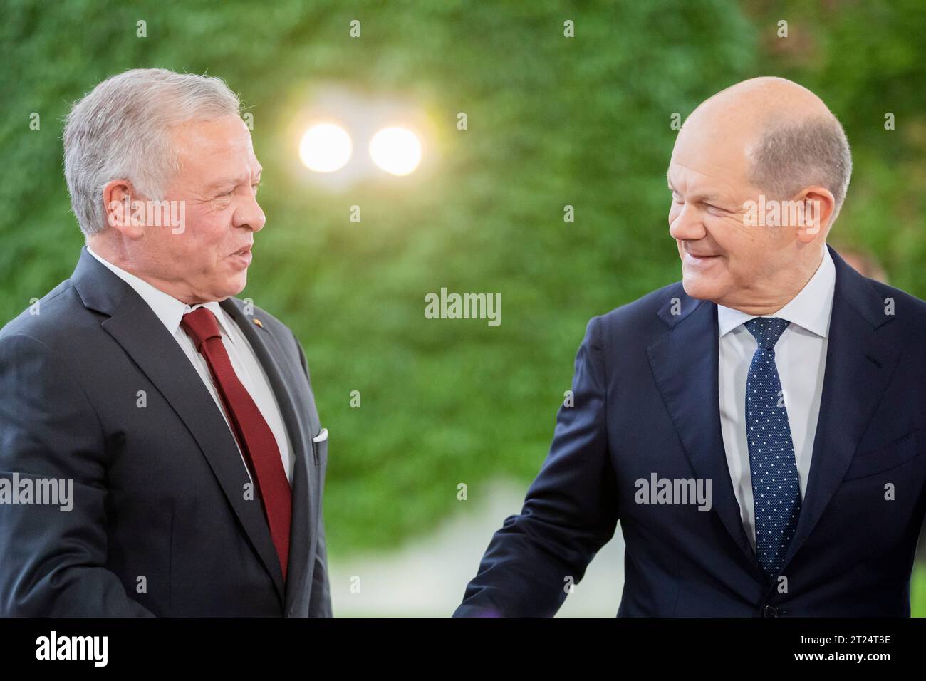 Berlin, Germany. 17th Oct, 2023. German Chancellor Olaf Scholz (r ...