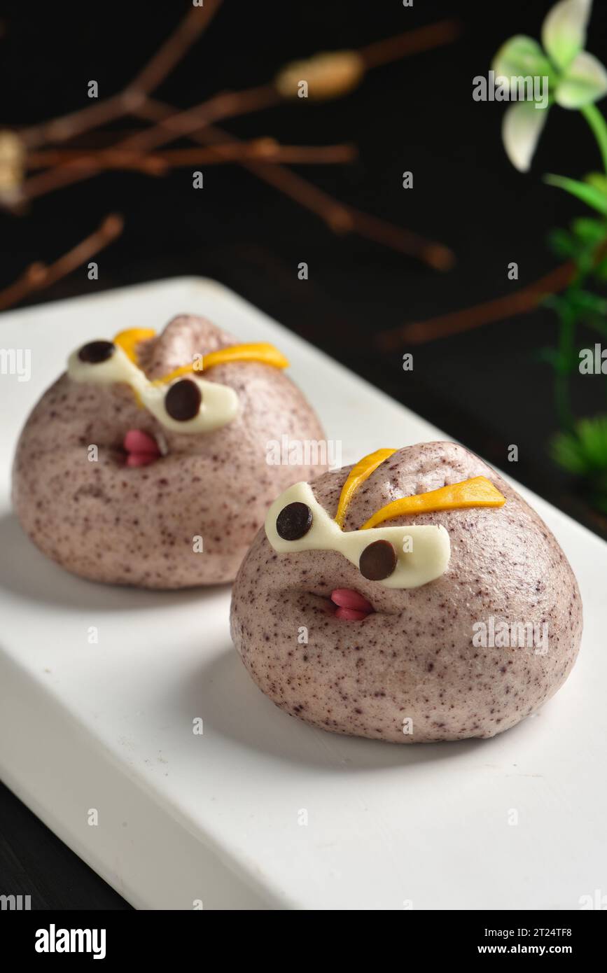 dim sum-Chinese steamed bun,baozi,man tou,owls shape bun Stock Photo ...