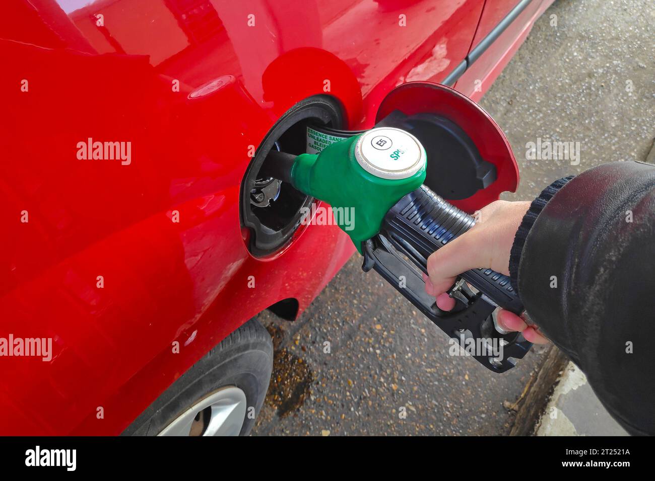 Filling up gas tank hi-res stock photography and images - Alamy