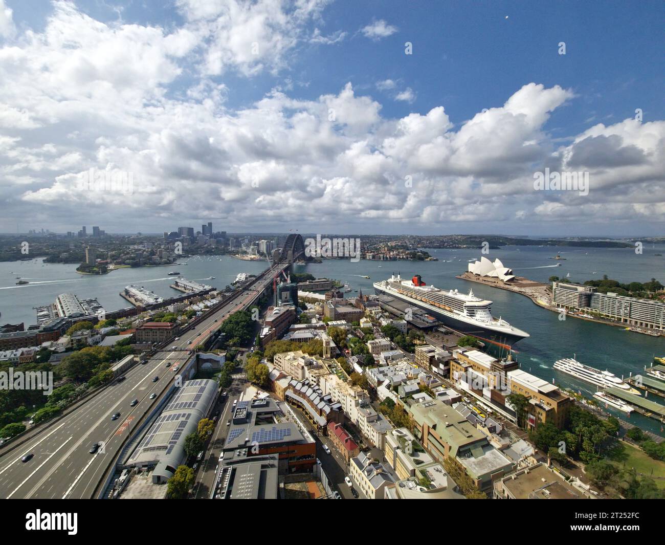 An aerial view of Sydney Harbour Bridge and the cityscape Stock Photo ...