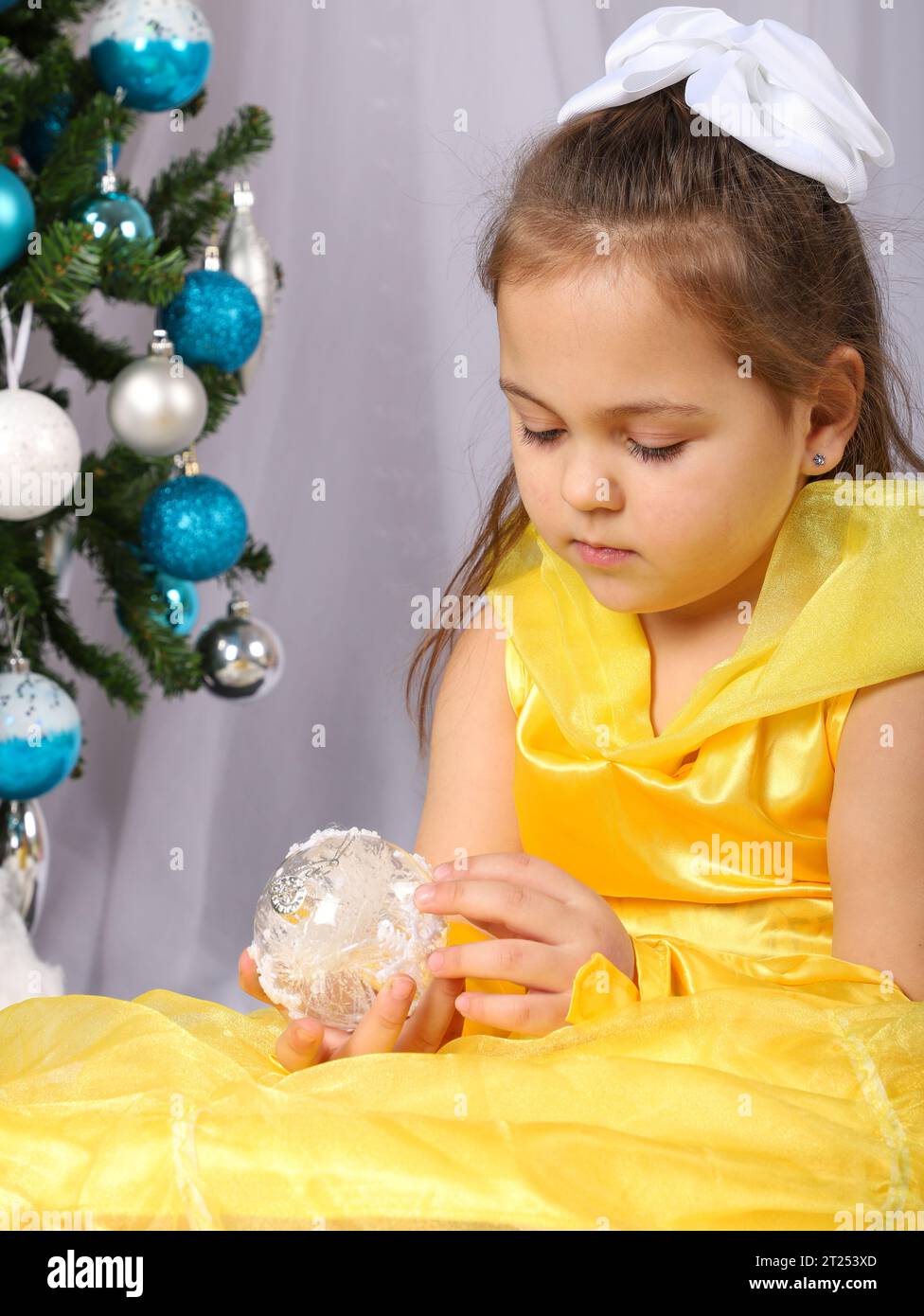 Beautiful girl in yellow hi-res stock photography and images - Alamy