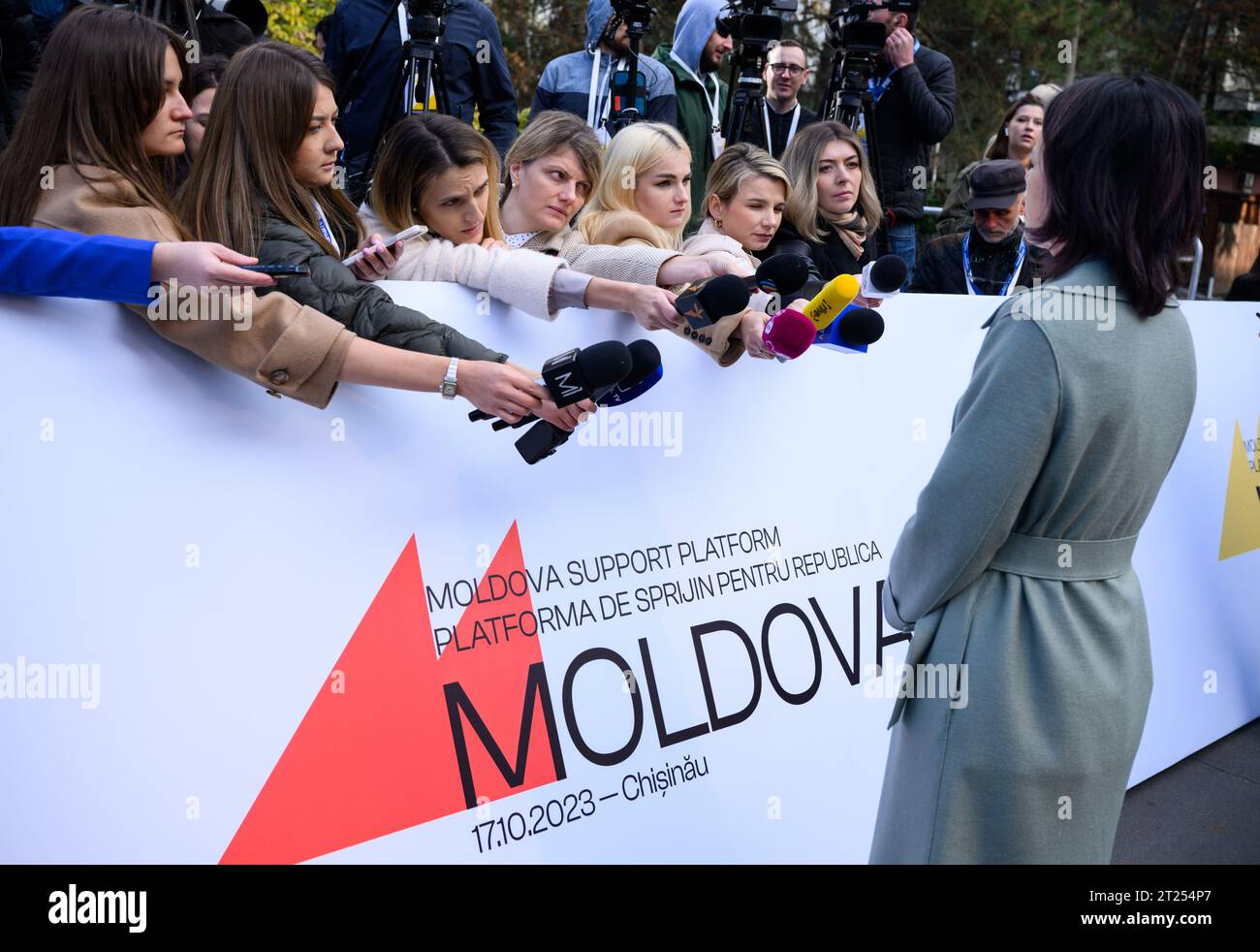Chisinau, Moldova. 17th Oct, 2023. Annalena Baerbock (r, Bündnis 90/Die ...