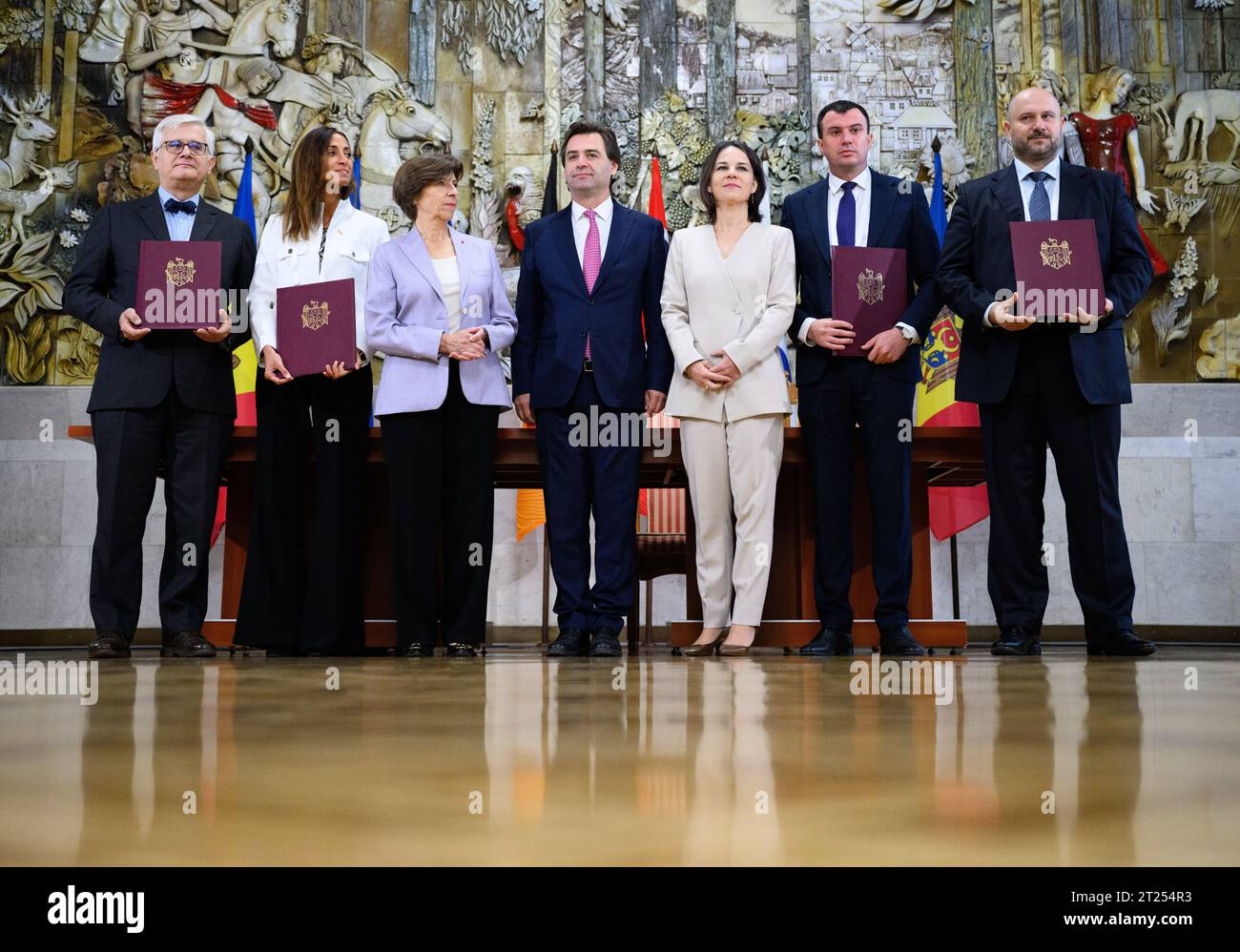17 October 2023, Moldova, Chisinau: Annalena Baerbock (3rd from right ...