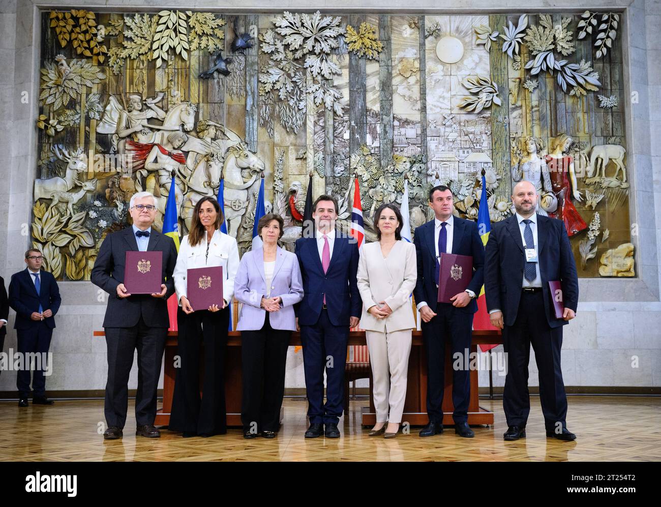 17 October 2023, Moldova, Chisinau: Annalena Baerbock (3rd from right ...