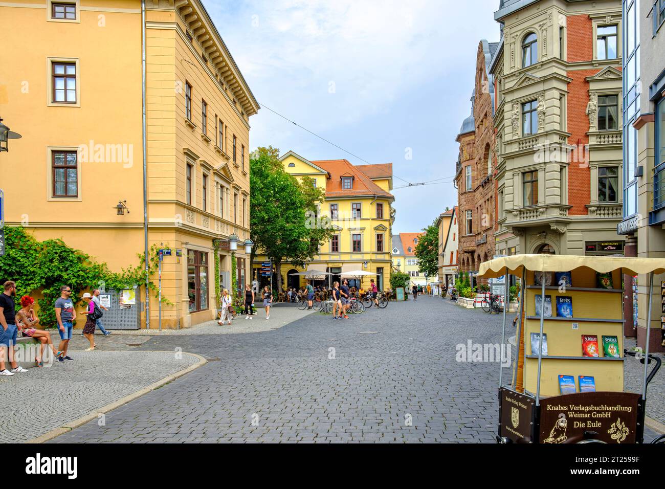 Weimar, Thüringen, Deutschland Alltägliche belebte Straßenszene in der ...