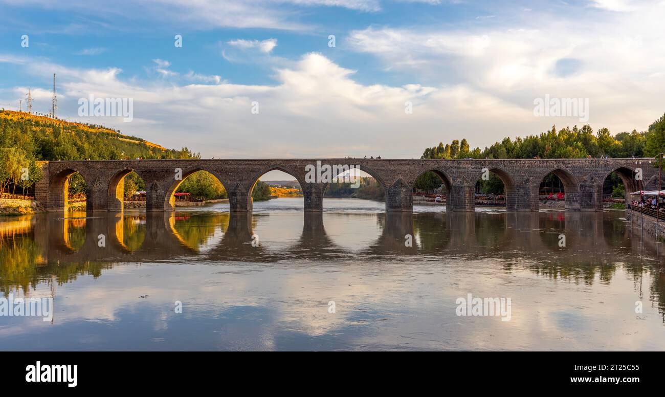 Diyarbakir, Turkey historic ten-eyed bridge view (on gozlu kopru Stock ...