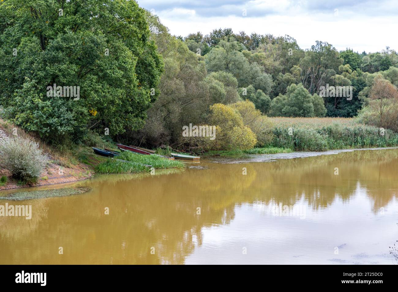 23 September 2023, Brandenburg, Bühlow: Ocher-colored, the Spree flows ...