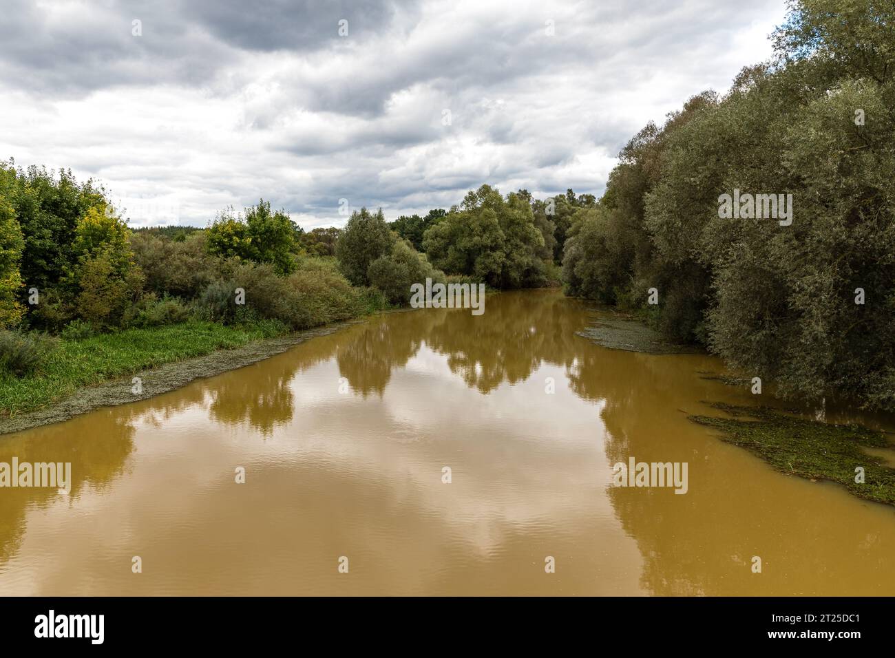 23 September 2023, Brandenburg, Bühlow: Ocher-colored, the Spree flows ...