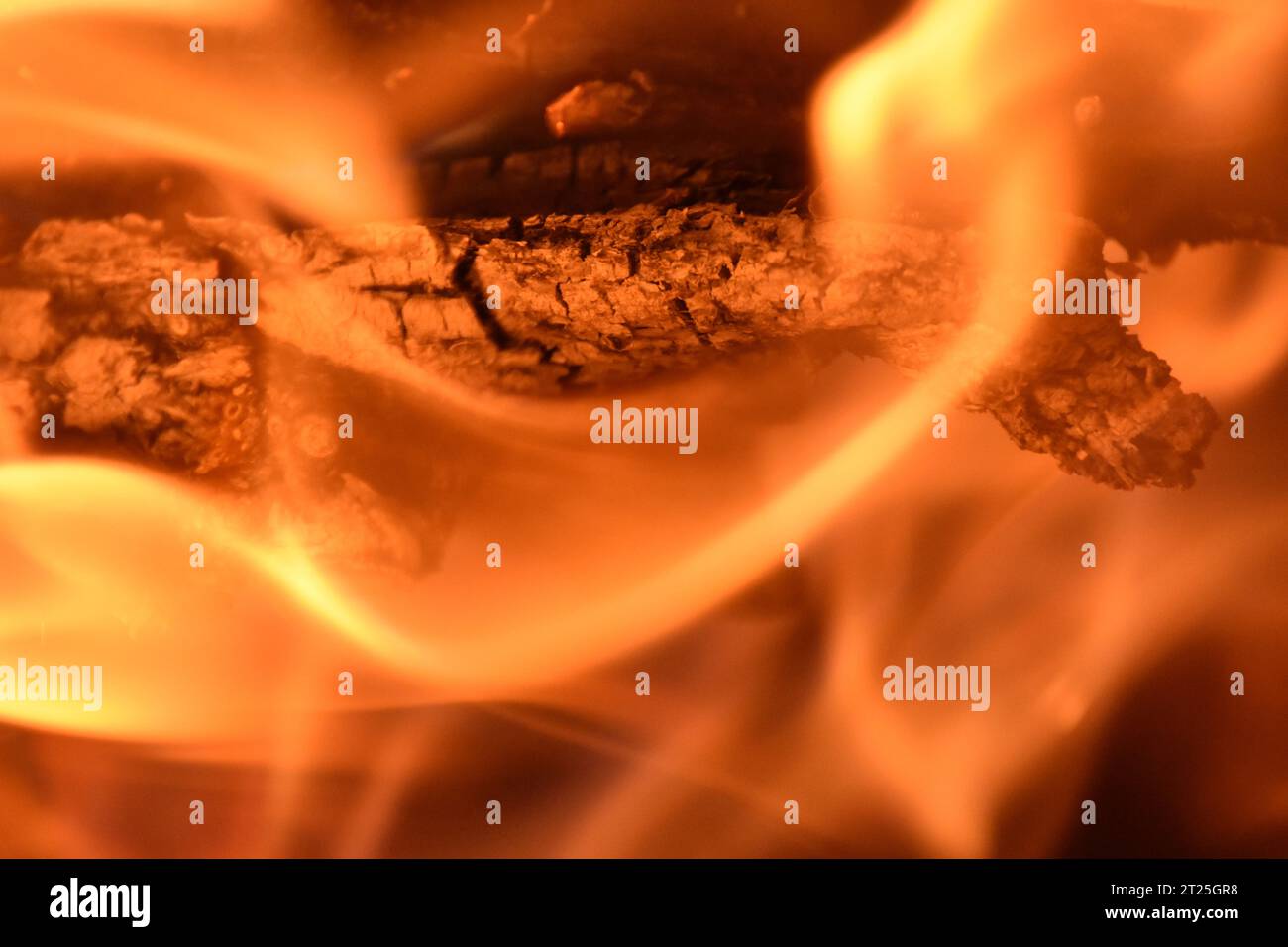 Fire enveloping a log Stock Photo - Alamy