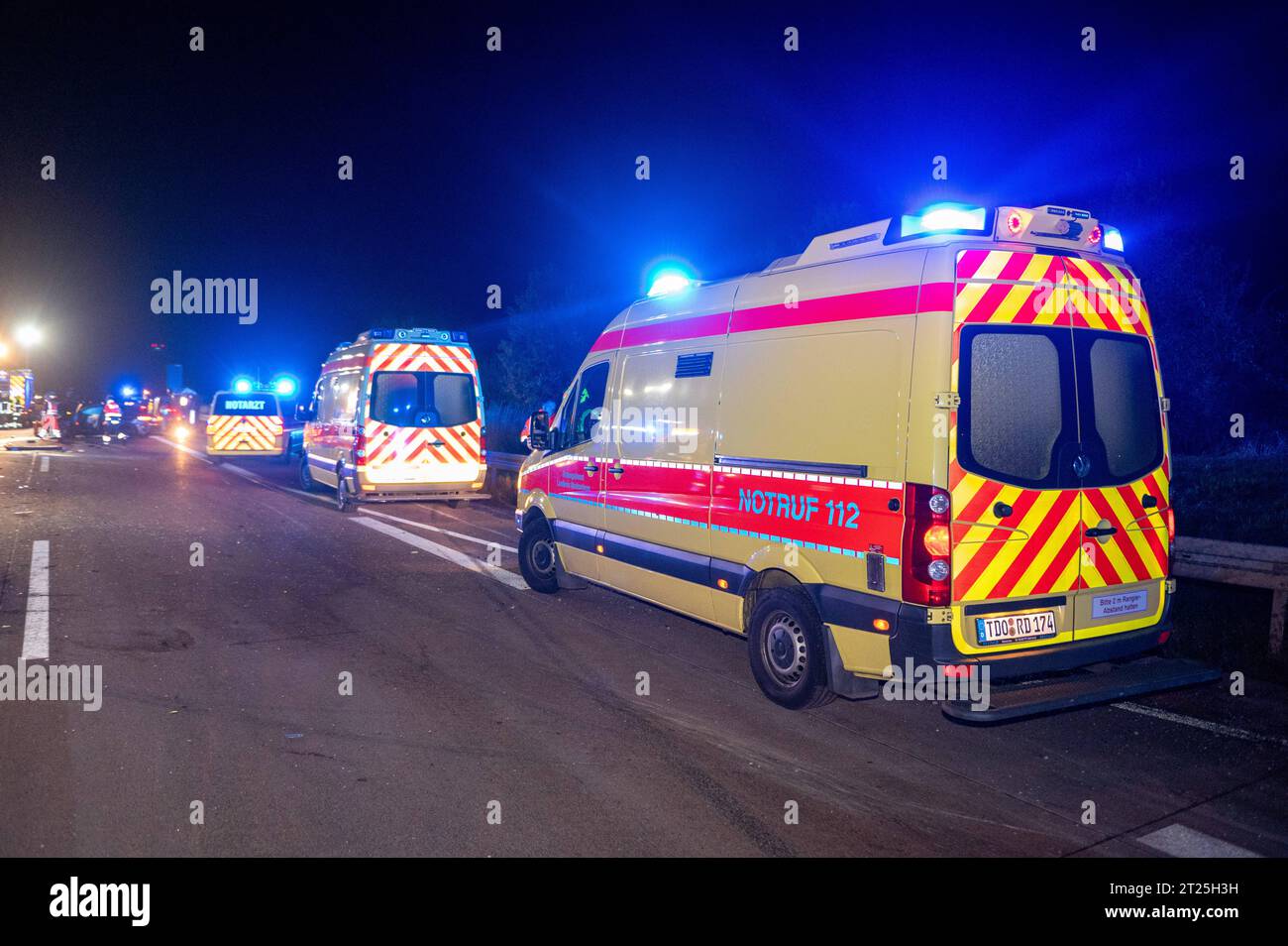 A14/Schkeuditz - Kleinbus, Audi und Seat krachen zusammen: Schwerer Unfall mit vier Verletzten ...