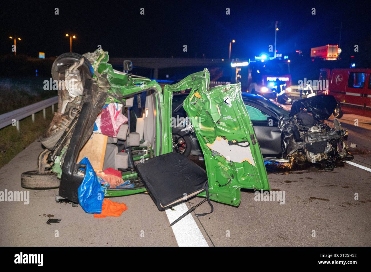 A14/Schkeuditz - Kleinbus, Audi und Seat krachen zusammen: Schwerer Unfall mit vier Verletzten ...