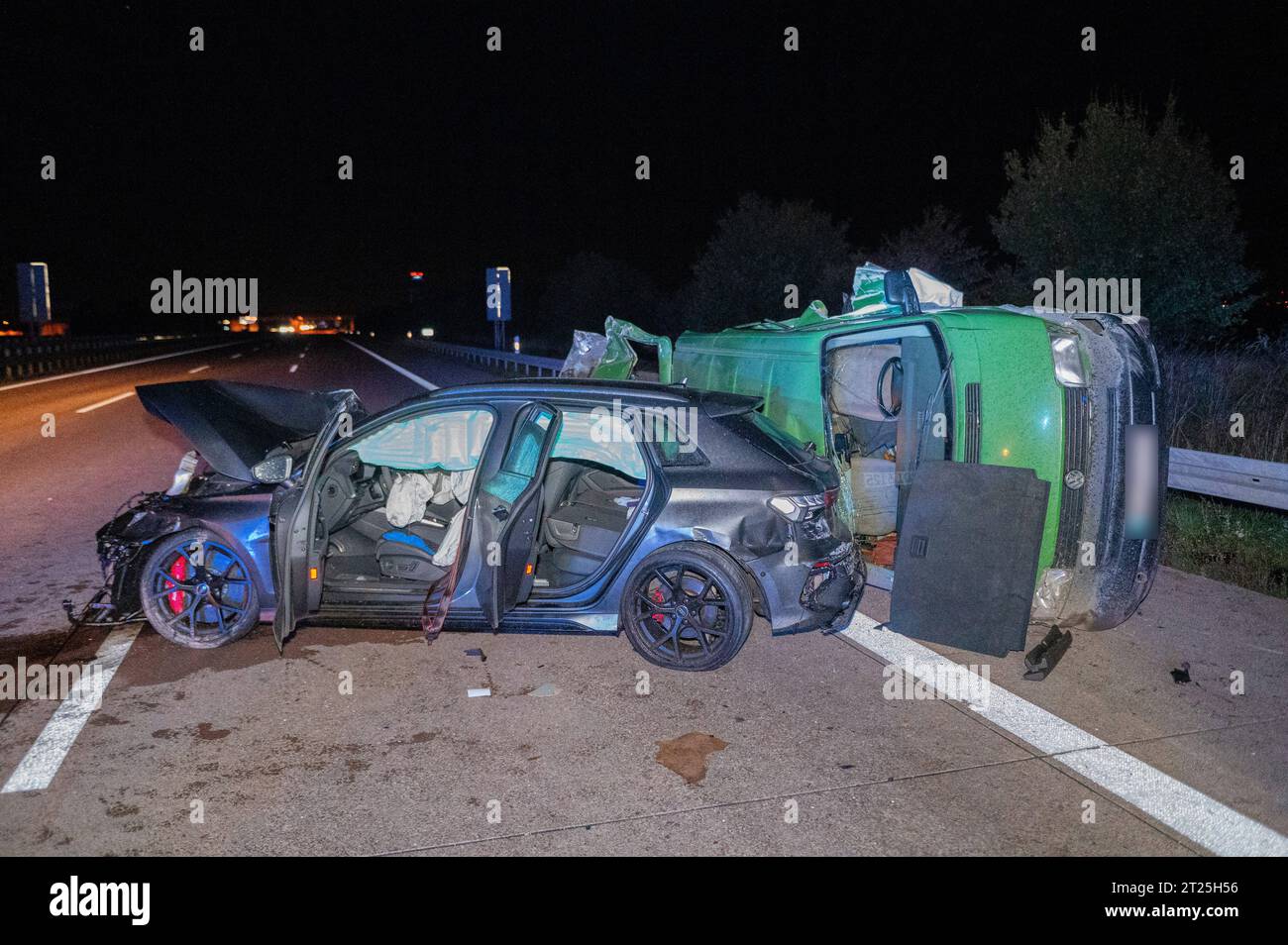 A14/Schkeuditz - Kleinbus, Audi und Seat krachen zusammen: Schwerer Unfall mit vier Verletzten ...