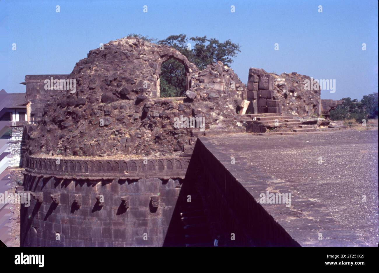 The Ashrafi Mahal was built as a madrasa (Islamic college) by Hoshang ...