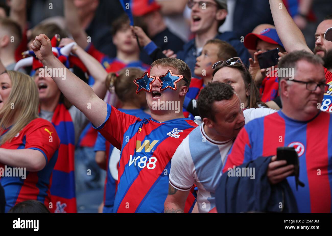 Chelsea fans show support for their team hi-res stock photography and ...