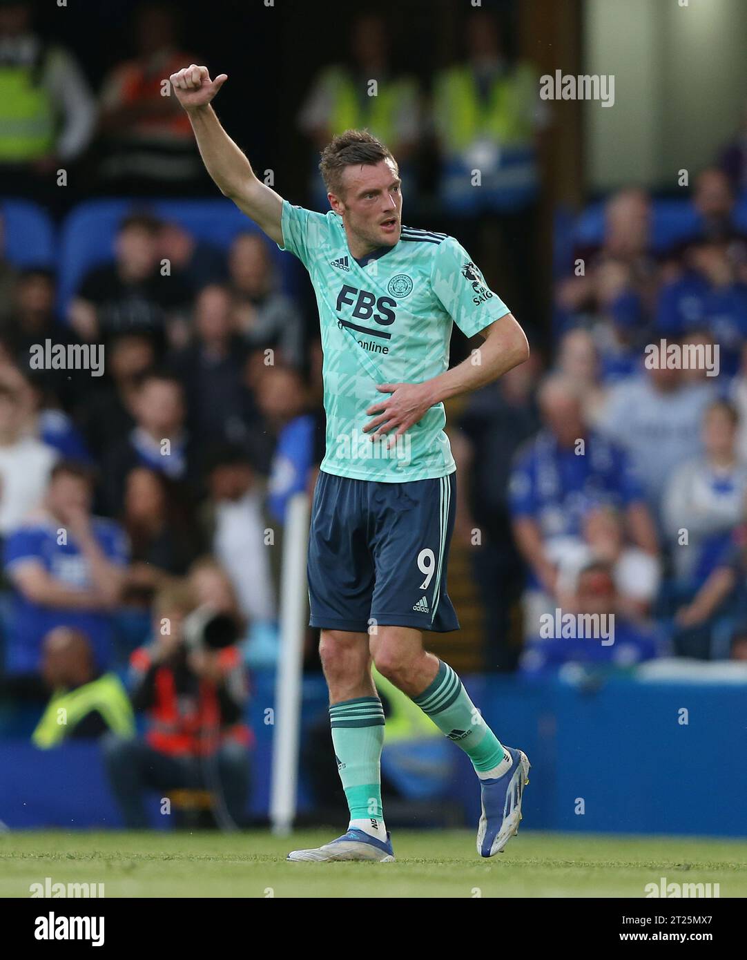 Jamie Vardy of Leicester City gives his team mates the thumbs up ...