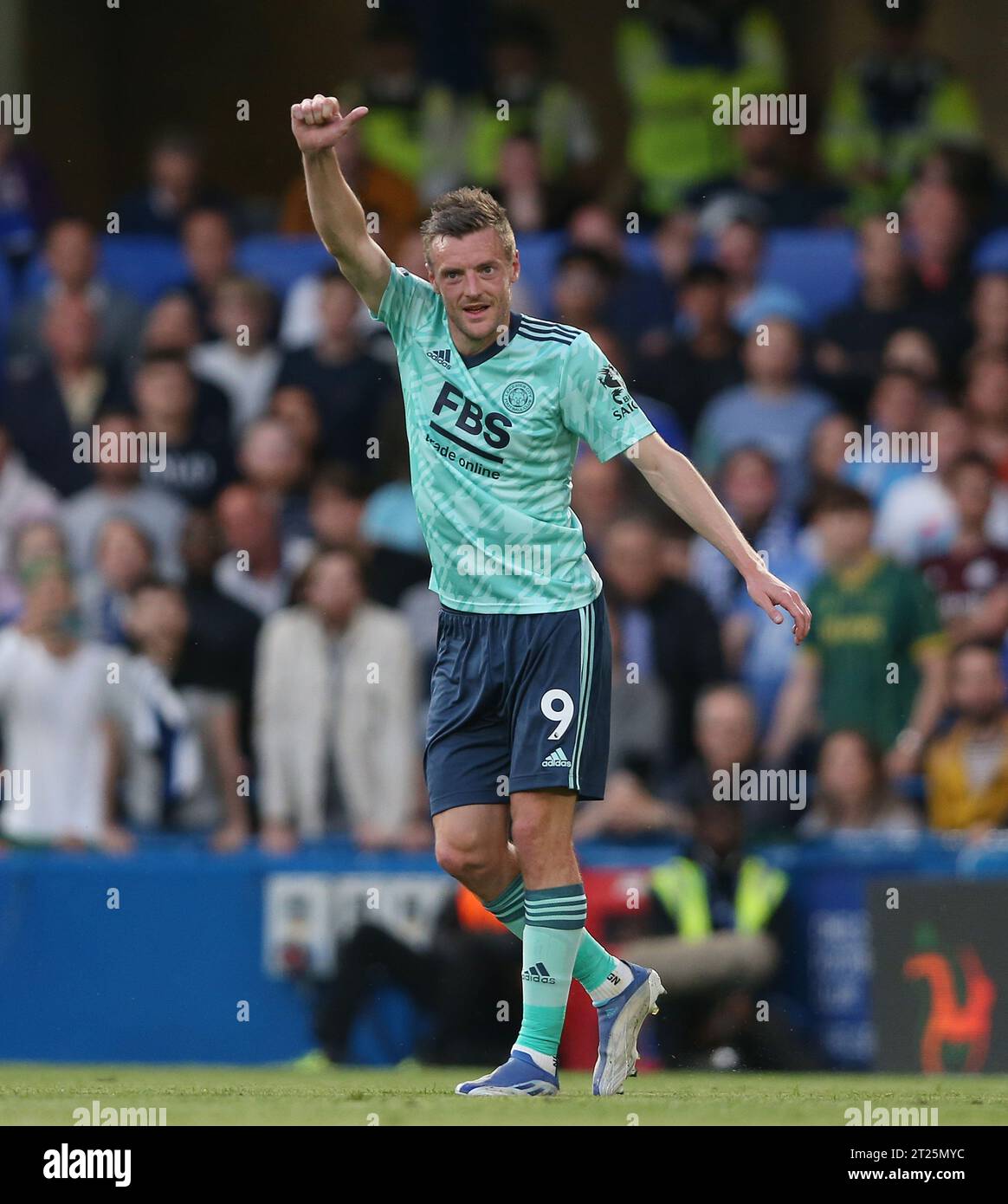 Jamie Vardy of Leicester City gives his team mates the thumbs up ...