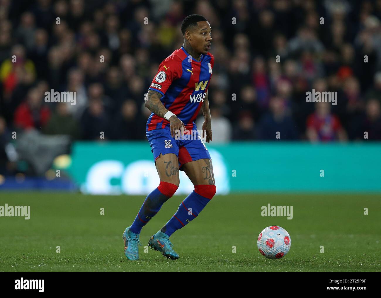 Nathaniel Clyne of Crystal Palace on the ball against Manchester City ...