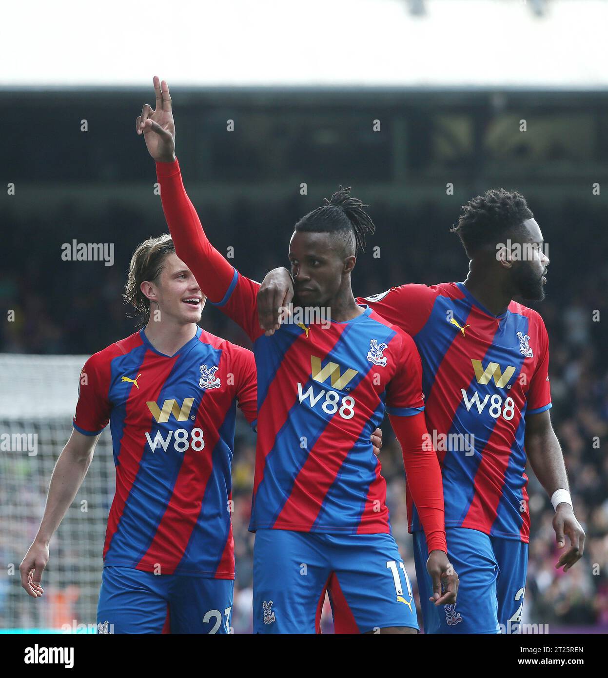 GOAL 1-0, Wilfried Zaha of Crystal Palace goal celebration with Odsonne ...