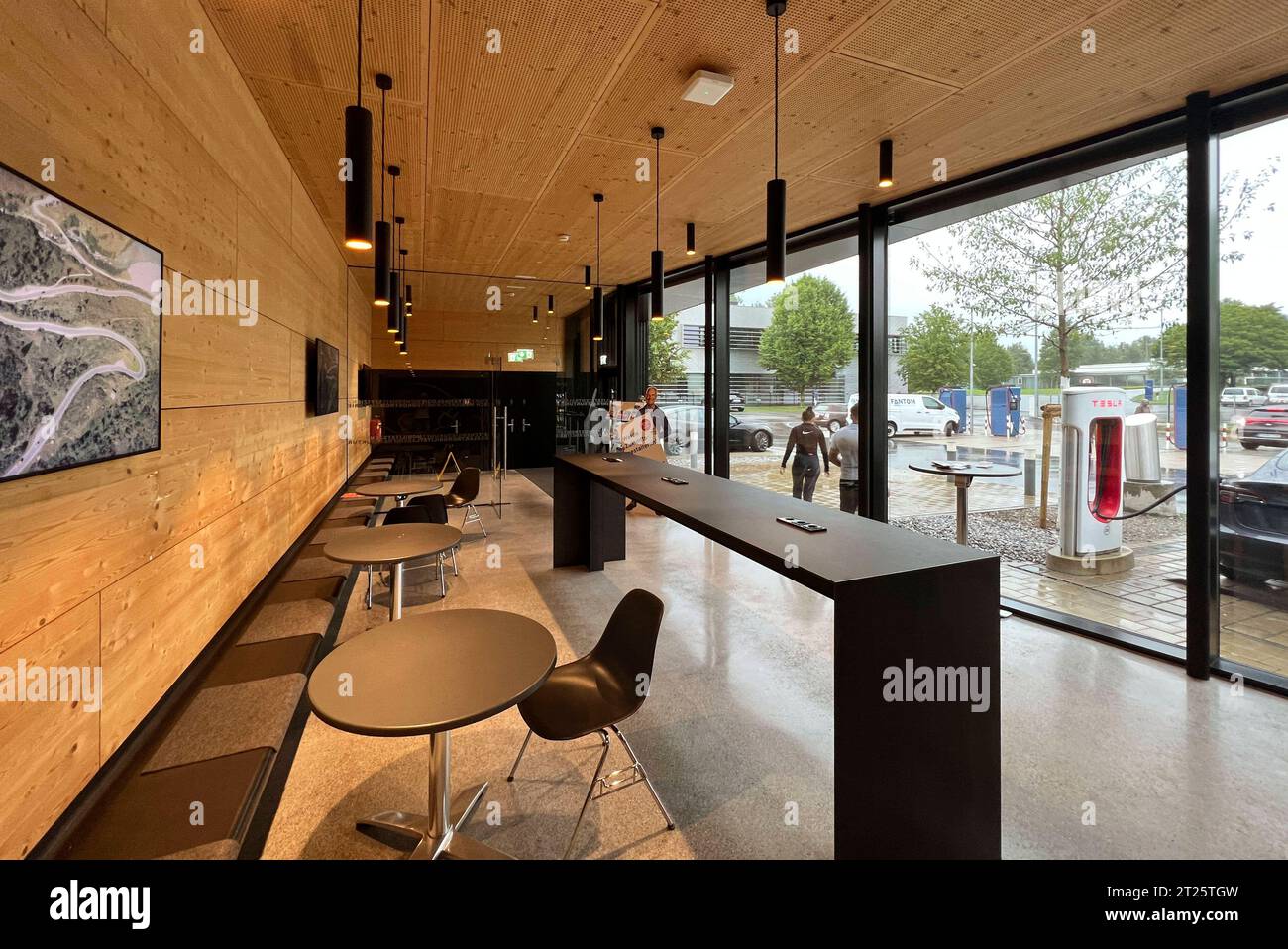 Rotes e auto an ladestation hi-res stock photography and images - Alamy