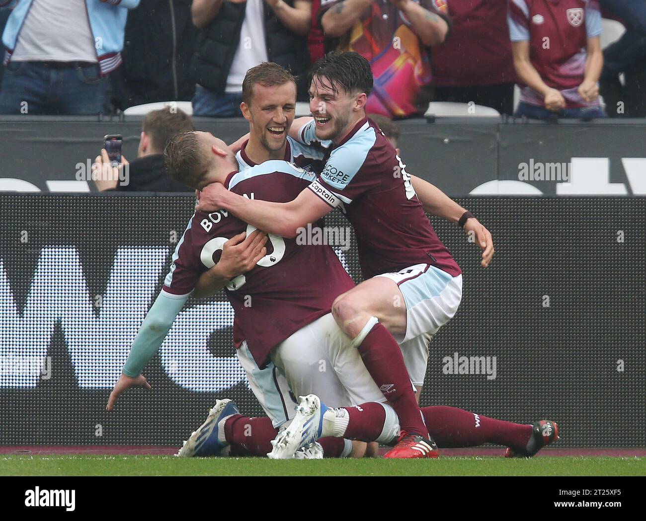 GOAL 2-0, Jarrod Bowen of West Ham United goal celebration with Tomas ...