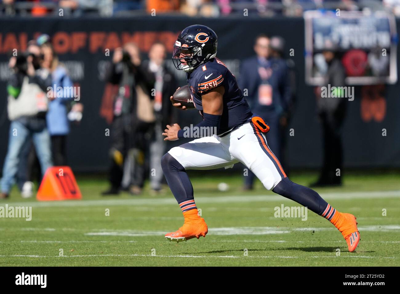 Chicago Bears quarterback Justin Fields carries the ball during an NFL ...