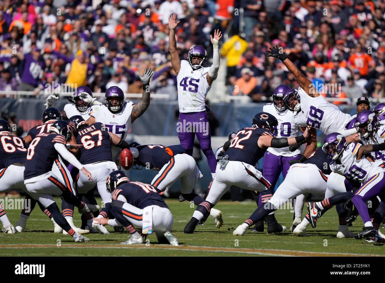 Chicago Bears place kicker Cairo Santos (8) kicks a 53-yard field goal ...