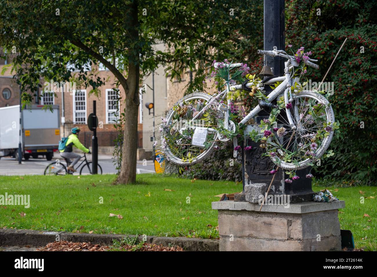 Two lane roundabout hi-res stock photography and images - Alamy