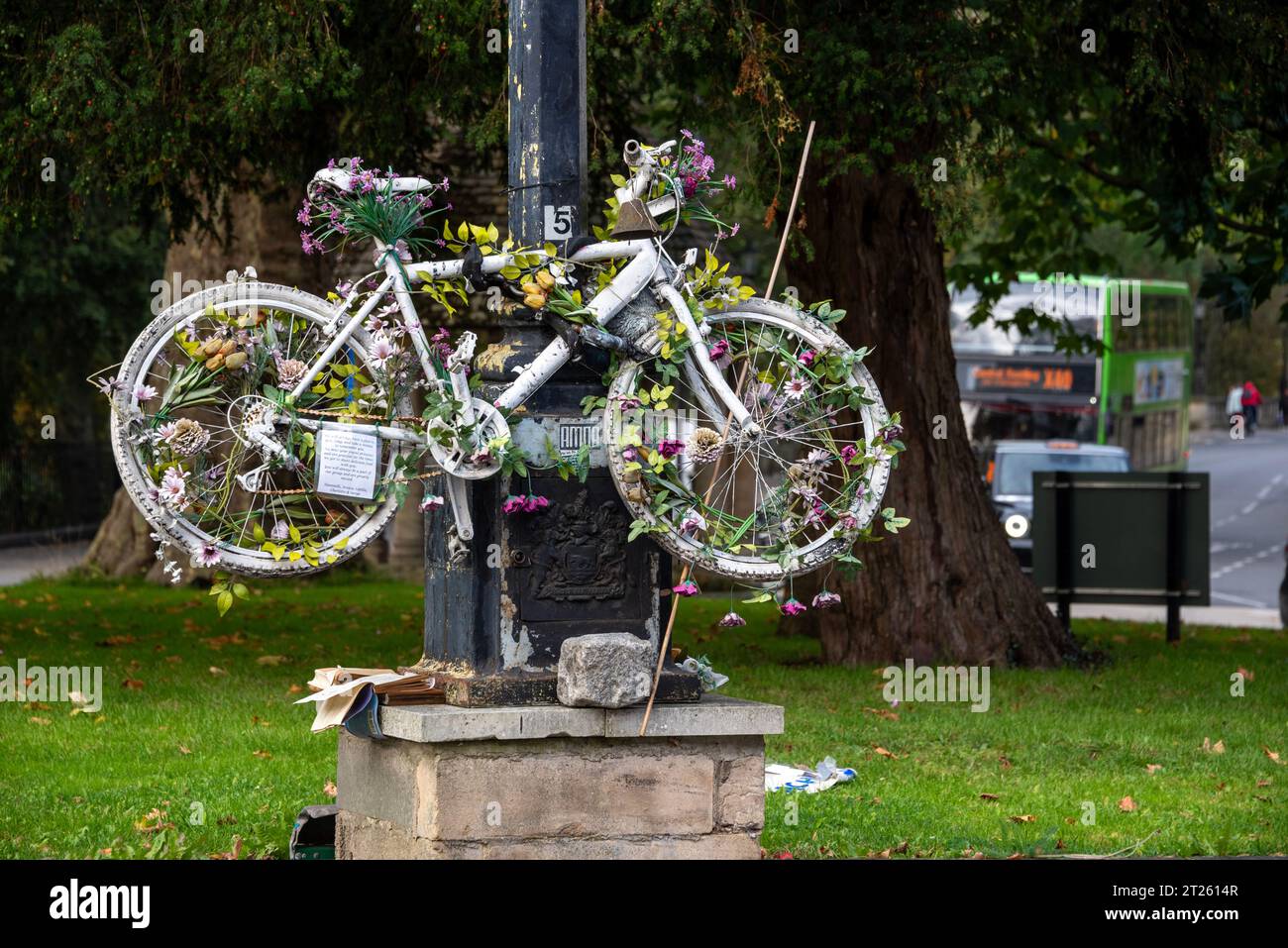 Two lane roundabout hi-res stock photography and images - Alamy