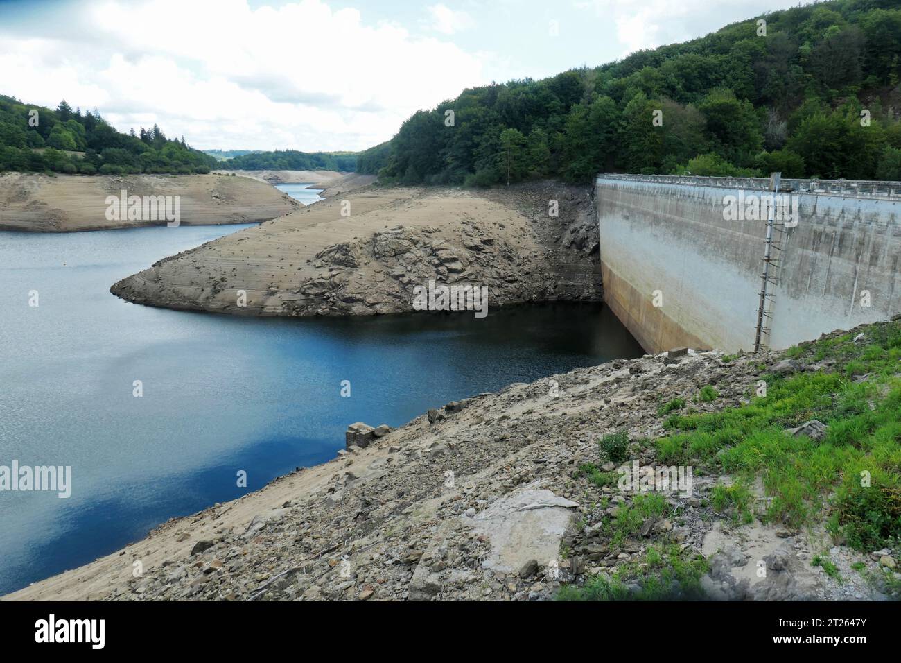 Le Vintrou (south of France): hydraulic dam of Saints-Peyres. Low lake ...