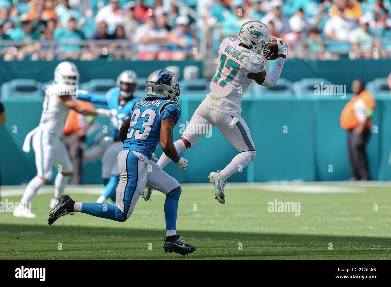 Miami. FL USA; Miami Dolphins wide receiver Jaylen Waddle (17) makes a ...
