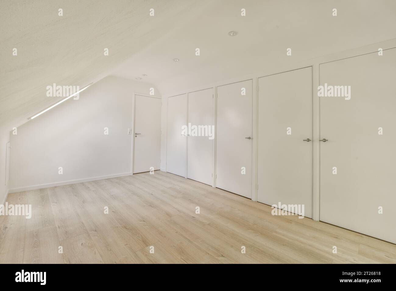 an empty room with white walls and wood flooring on the right side of ...