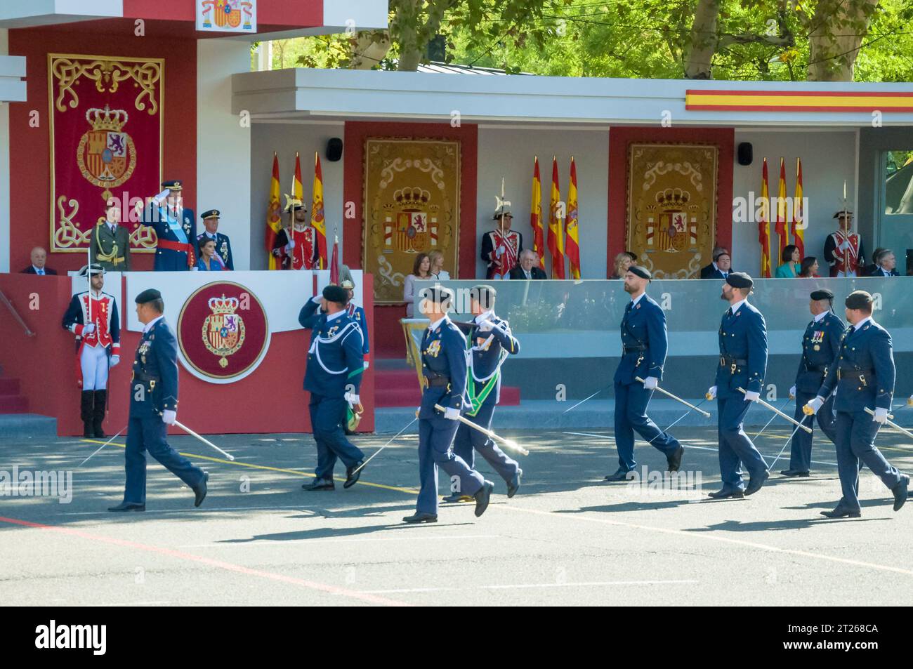 Marching soldiers in front of King Filipe Vi, some 4,100 military ...