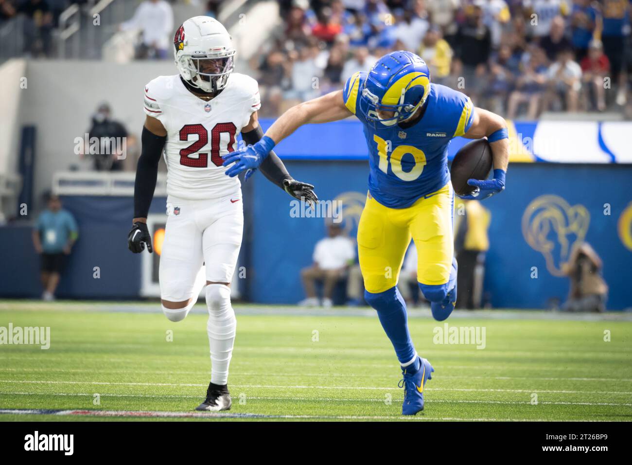 Los Angeles Rams wide receiver Cooper Kupp (10) jtries to outrun ...