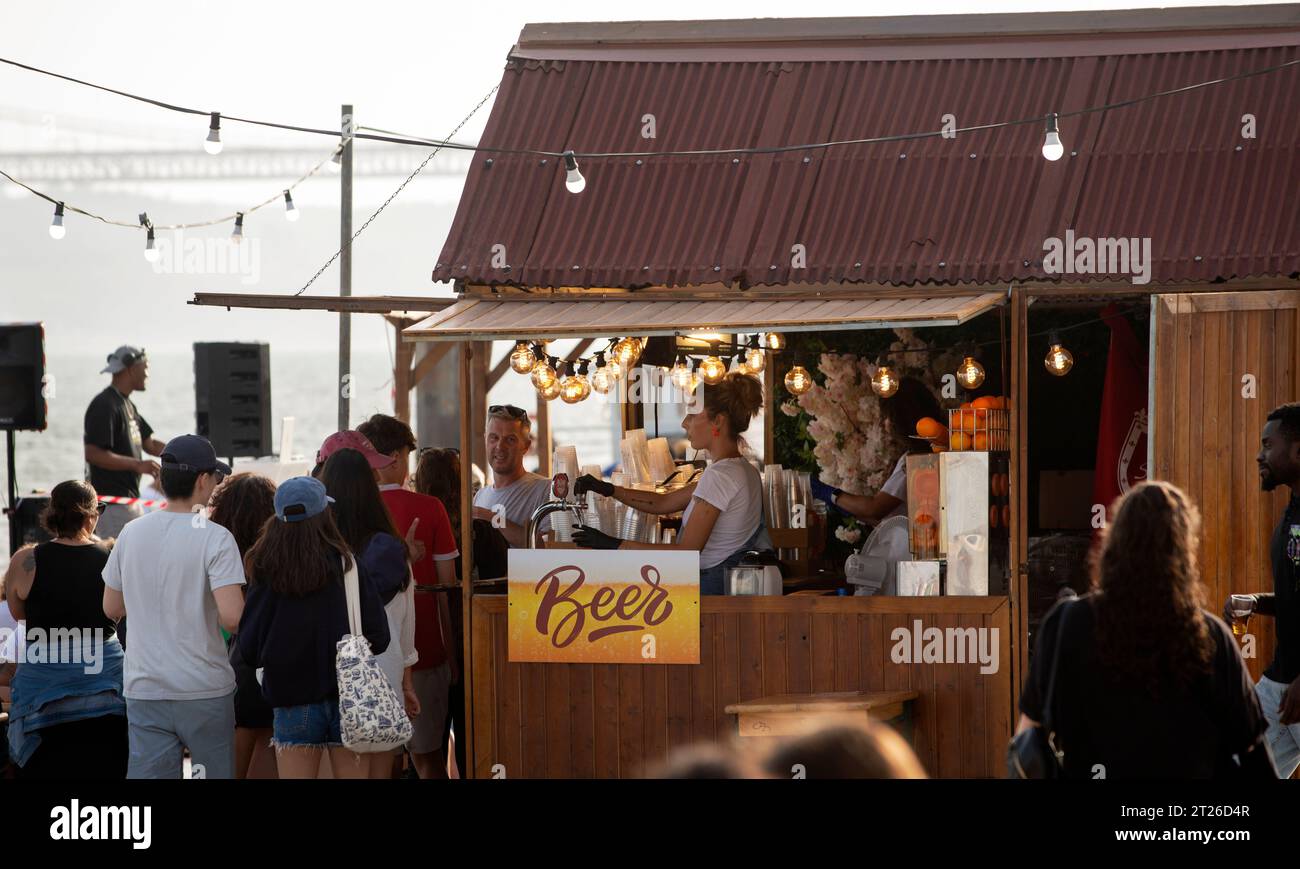 Bartender beer crowd hi-res stock photography and images - Alamy